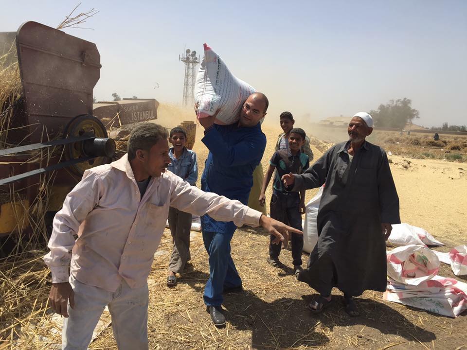 طباعة الاخبار-بالصور.. نائب مدير بنك يرفع شعار "العمل شرف".. ينهى يومه ...