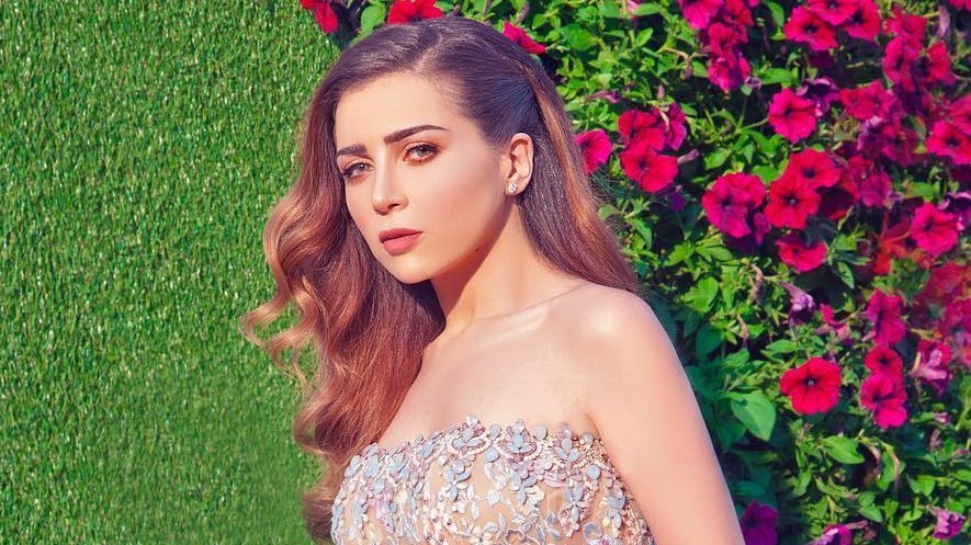 La première apparition après le décès de sa mère propulse Mai Ezz El-Din en tête des moteurs de ...