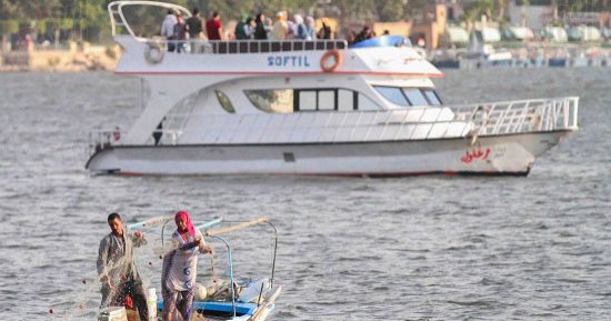 صورة اليوم.. إيد على إيد رحلتنا تقصر - اليوم السابع