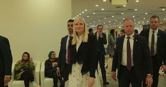 زوجة ولى عهد مملكة النرويج تتجول فى معرض الكتاب اليوم السابع