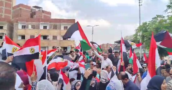 نتنياهو مجرم حرب.. هتافات أهالى الإسماعيلية في وقفة تضامن مع غزة ...